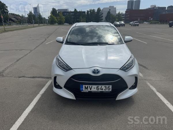 Белый Тойота Ярис 2021 в Рига, объемом двигателя 1.50 л и пробегом 64 тыс. км за 13850 €, фото 2 на AUTOMOTO.COM.LV