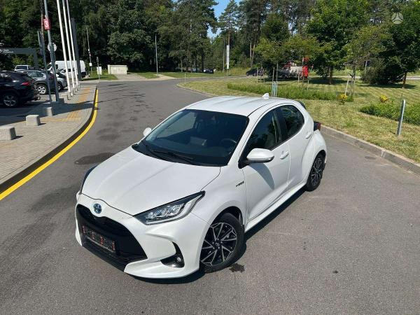 White Toyota Yaris 2021 in Vilnius, with an engine capacity of 1.49 L and mileage of 55 thousand km for 16000 €, photo 2 on AUTOMOTO.COM.LV
