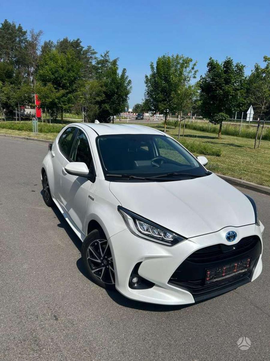 White Toyota Yaris 2021 in Vilnius, with an engine capacity of 1.49 L and mileage of 55 thousand km for 16000 €, photo 4 on AUTOMOTO.COM.LV