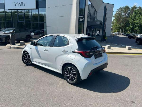 White Toyota Yaris 2021 in Vilnius, with an engine capacity of 1.49 L and mileage of 55 thousand km for 16000 €, photo 4 on AUTOMOTO.COM.LV
