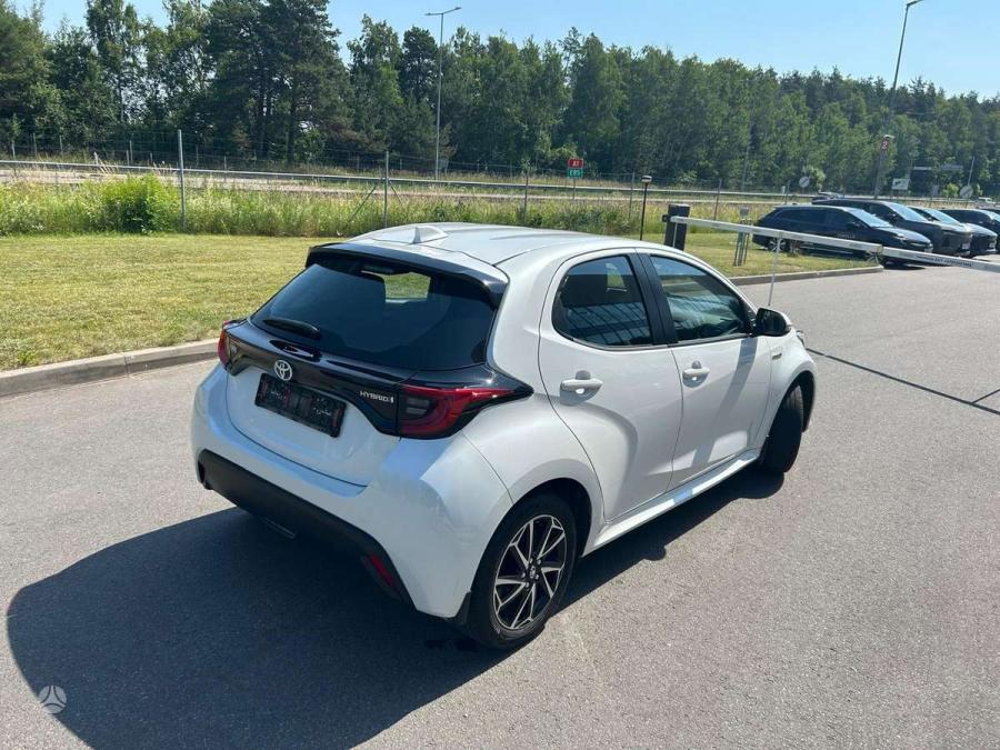 White Toyota Yaris 2021 in Vilnius, with an engine capacity of 1.49 L and mileage of 55 thousand km for 16000 €, photo 6 on AUTOMOTO.COM.LV