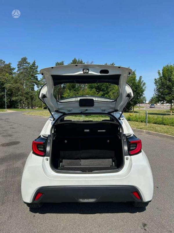 White Toyota Yaris 2021 in Vilnius, with an engine capacity of 1.49 L and mileage of 55 thousand km for 16000 €, photo 6 on AUTOMOTO.COM.LV