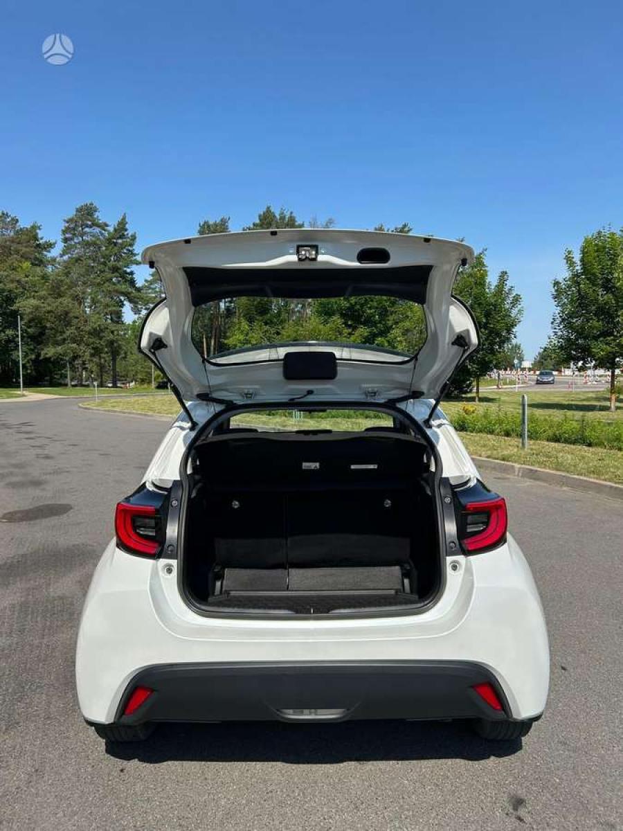White Toyota Yaris 2021 in Vilnius, with an engine capacity of 1.49 L and mileage of 55 thousand km for 16000 €, photo 7 on AUTOMOTO.COM.LV