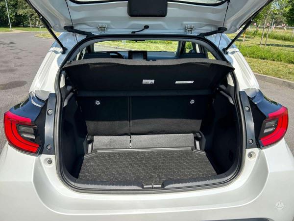 White Toyota Yaris 2021 in Vilnius, with an engine capacity of 1.49 L and mileage of 55 thousand km for 16000 €, photo 7 on AUTOMOTO.COM.LV