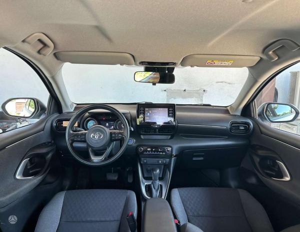 White Toyota Yaris 2021 in Vilnius, with an engine capacity of 1.49 L and mileage of 55 thousand km for 16000 €, photo 8 on AUTOMOTO.COM.LV