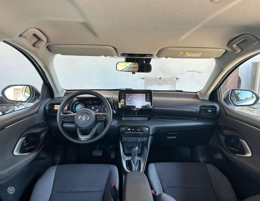 White Toyota Yaris 2021 in Vilnius, with an engine capacity of 1.49 L and mileage of 55 thousand km for 16000 €, photo 9 on AUTOMOTO.COM.LV
