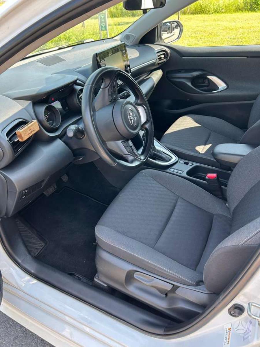 White Toyota Yaris 2021 in Vilnius, with an engine capacity of 1.49 L and mileage of 55 thousand km for 16000 €, photo 14 on AUTOMOTO.COM.LV