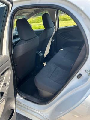 White Toyota Yaris 2021 in Vilnius, with an engine capacity of 1.49 L and mileage of 55 thousand km for 16000 €, photo 15 on AUTOMOTO.COM.LV