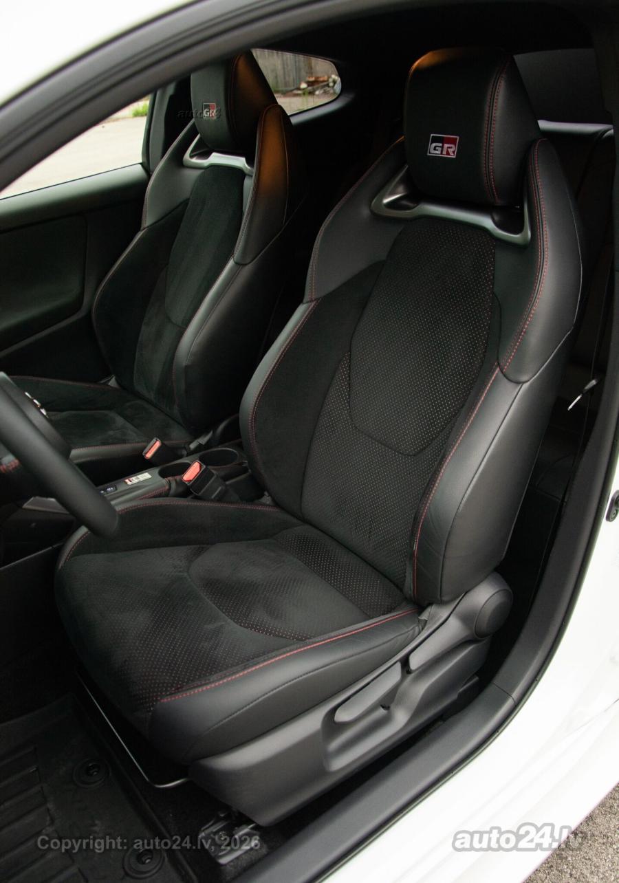 Balts Toyota Yaris 2021 Pērnava, ar dzinēja tilpumu 1.60 L un nobraukumu 86 tūkst. km par 29990 €, foto 13 vietnē AUTOMOTO.COM.LV