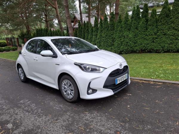 White Toyota Yaris 2021 in Vilnius, with an engine capacity of 1.49 L and mileage of 162 thousand km for 11500 €, photo 1 on AUTOMOTO.COM.LV