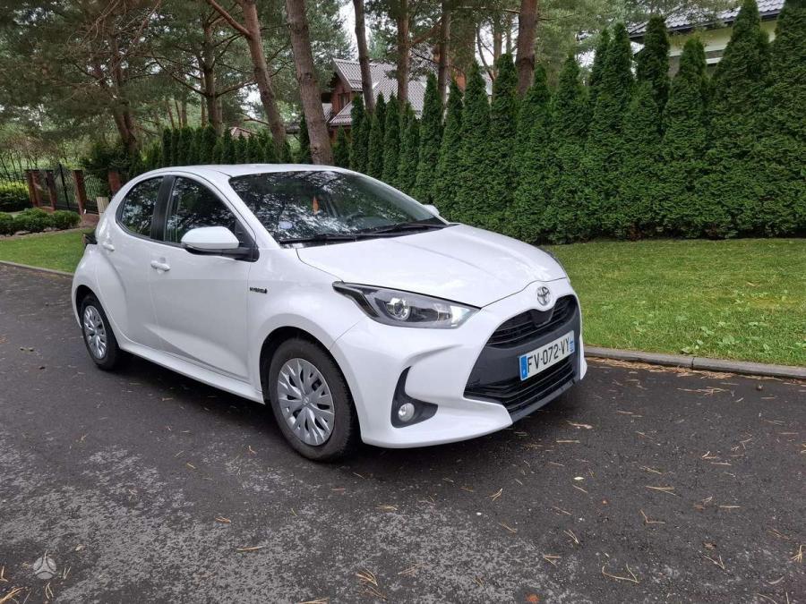 Balts Toyota Yaris 2021 Viļņa, ar dzinēja tilpumu 1.49 L un nobraukumu 162 tūkst. km par 11500 €, foto 1 vietnē AUTOMOTO.COM.LV