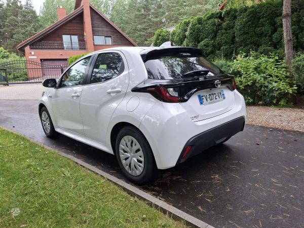 White Toyota Yaris 2021 in Vilnius, with an engine capacity of 1.49 L and mileage of 162 thousand km for 11500 €, photo 4 on AUTOMOTO.COM.LV