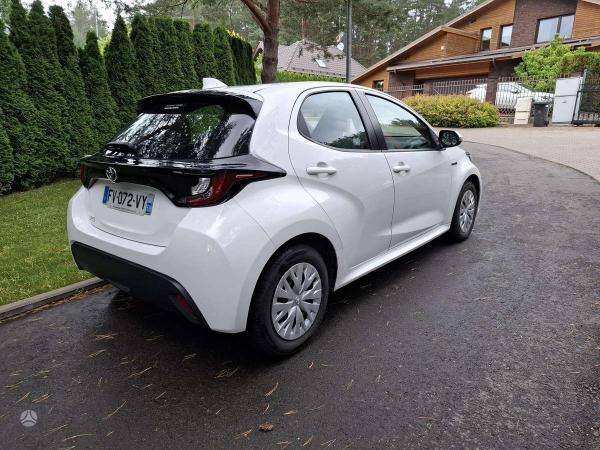 White Toyota Yaris 2021 in Vilnius, with an engine capacity of 1.49 L and mileage of 162 thousand km for 11500 €, photo 5 on AUTOMOTO.COM.LV