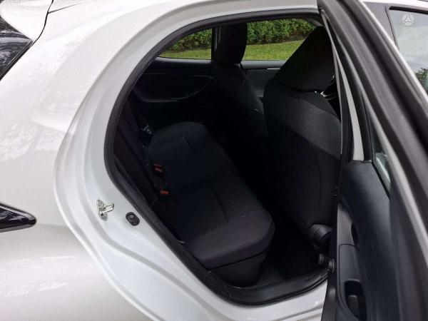 White Toyota Yaris 2021 in Vilnius, with an engine capacity of 1.49 L and mileage of 162 thousand km for 11500 €, photo 10 on AUTOMOTO.COM.LV