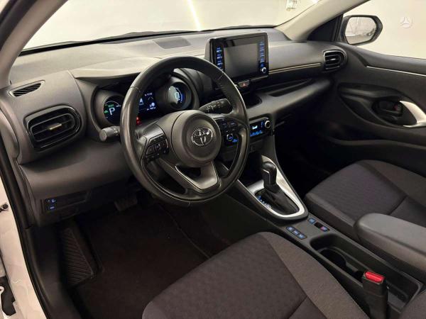 White Toyota Yaris 2021 in Marijampole, with an engine capacity of 1.49 L and mileage of 37 thousand km for 15450 €, photo 2 on AUTOMOTO.COM.LV