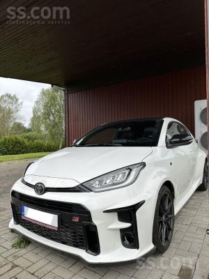 Balts Toyota Yaris 2021 Rīga, ar dzinēja tilpumu 1.60 L un nobraukumu 94 tūkst. km par 28500 €, foto  vietnē AUTOMOTO.COM.LV