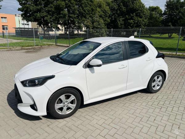 Balts Toyota Yaris 2021 Viļņa, ar dzinēja tilpumu 1.50 L un nobraukumu 82 tūkst. km par 12700 €, foto 2 vietnē AUTOMOTO.COM.LV