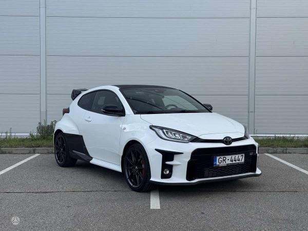 White Toyota Yaris 2021 in Daugavpils, with an engine capacity of 1.60 L and mileage of 37 thousand km for 34200 €, photo 2 on AUTOMOTO.COM.LV