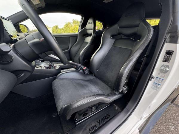 White Toyota Yaris 2021 in Daugavpils, with an engine capacity of 1.60 L and mileage of 37 thousand km for 34200 €, photo 6 on AUTOMOTO.COM.LV
