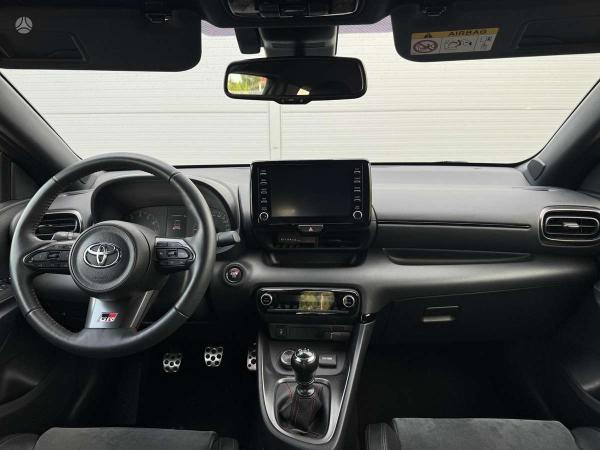 White Toyota Yaris 2021 in Daugavpils, with an engine capacity of 1.60 L and mileage of 37 thousand km for 34200 €, photo 8 on AUTOMOTO.COM.LV