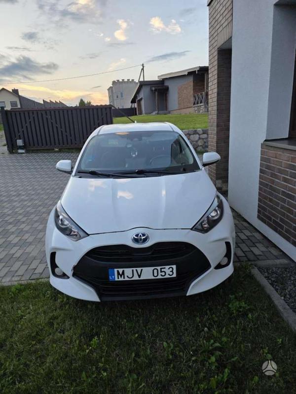 Balts Toyota Yaris 2021 Viļņa, ar dzinēja tilpumu 1.49 L un nobraukumu 61 tūkst. km par 10500 €, foto 2 vietnē AUTOMOTO.COM.LV