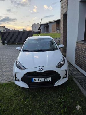 White Toyota Yaris 2021 in Vilnius, with an engine capacity of 1.49 L and mileage of 61 thousand km for 10500 €, photo 3 on AUTOMOTO.COM.LV