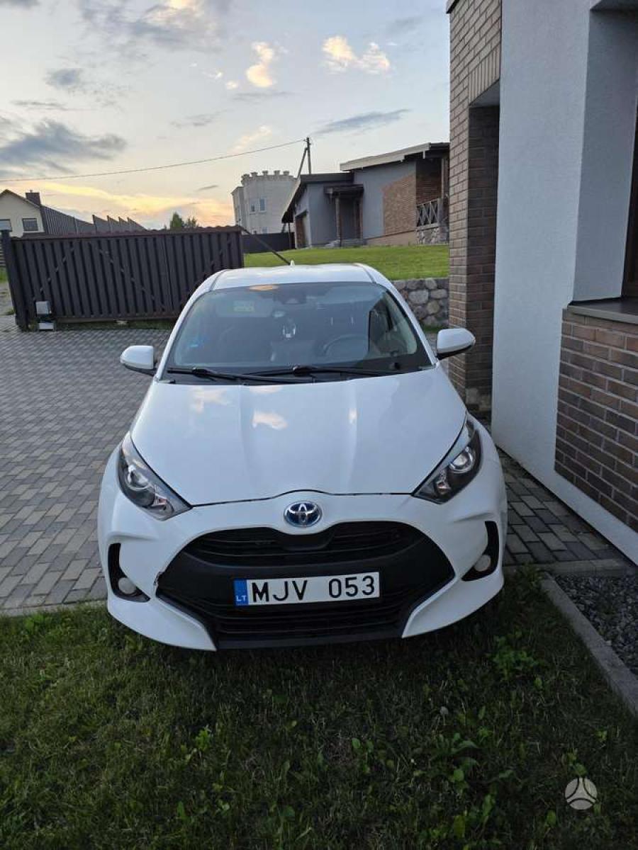 White Toyota Yaris 2021 in Vilnius, with an engine capacity of 1.49 L and mileage of 61 thousand km for 10500 €, photo 3 on AUTOMOTO.COM.LV