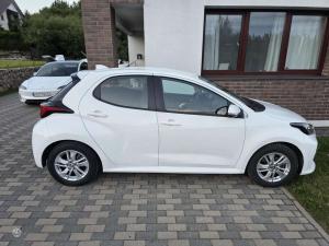 White Toyota Yaris 2021 in Vilnius, with an engine capacity of 1.49 L and mileage of 61 thousand km for 10500 €, photo 4 on AUTOMOTO.COM.LV
