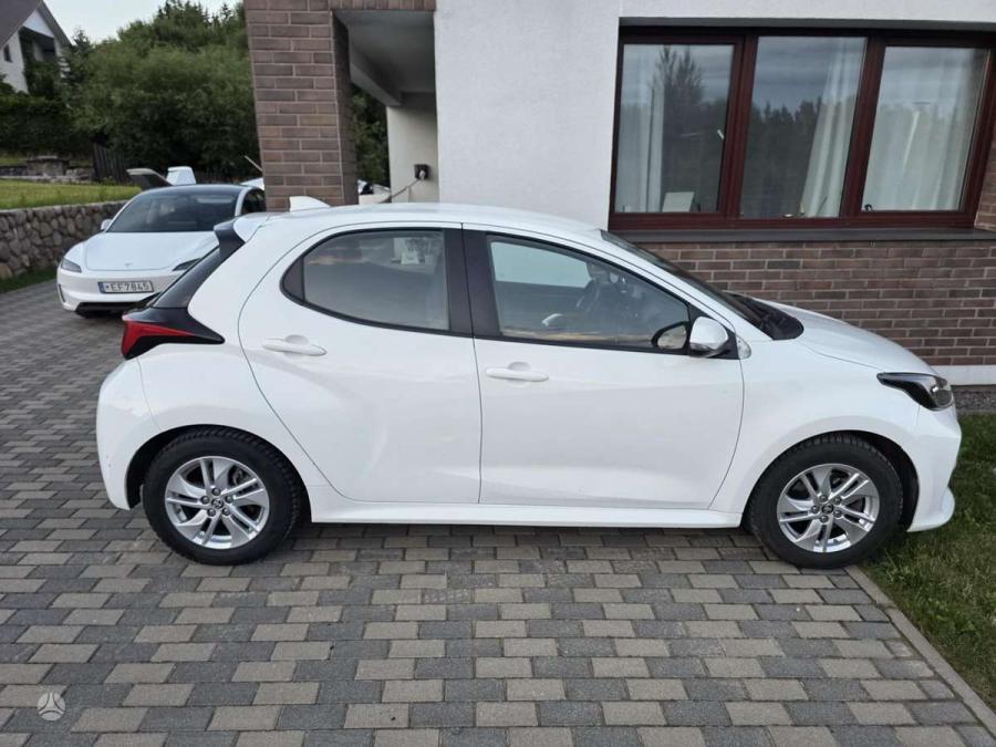 White Toyota Yaris 2021 in Vilnius, with an engine capacity of 1.49 L and mileage of 61 thousand km for 10500 €, photo 4 on AUTOMOTO.COM.LV