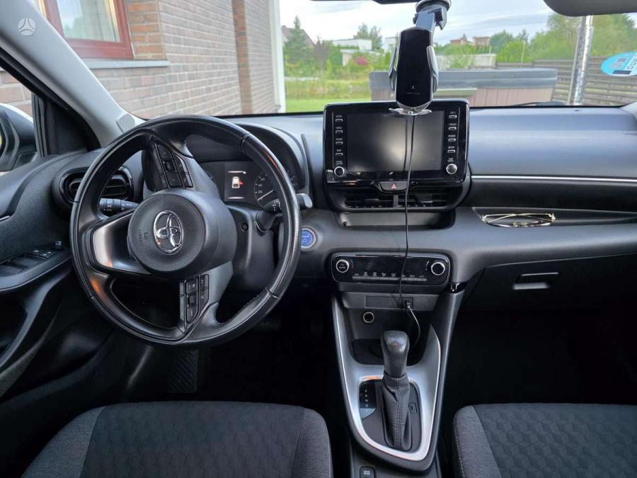 White Toyota Yaris 2021 in Vilnius, with an engine capacity of 1.49 L and mileage of 61 thousand km for 10500 €, photo 5 on AUTOMOTO.COM.LV