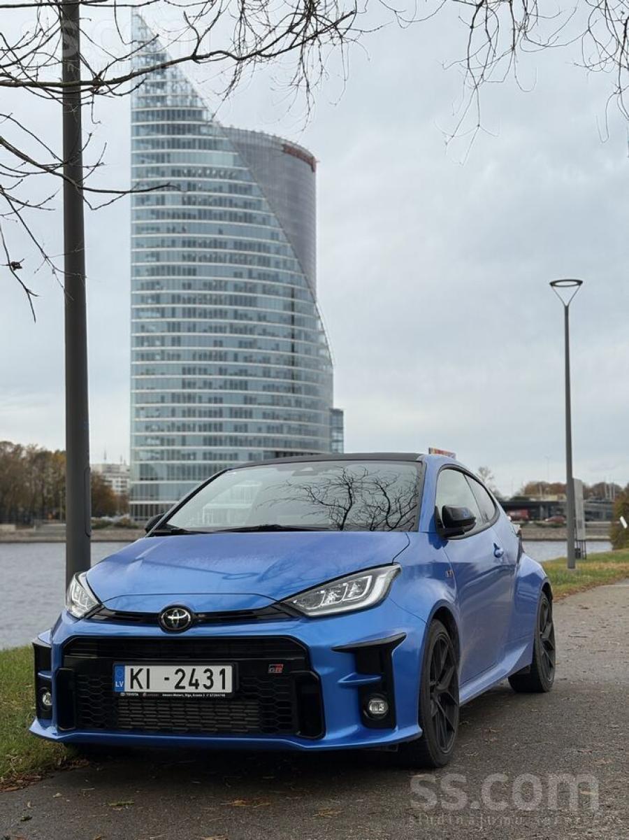 White Toyota Yaris 2021 in Riga, with an engine capacity of 1.60 L and mileage of 31 thousand km for 37000 €, photo 3 on AUTOMOTO.COM.LV