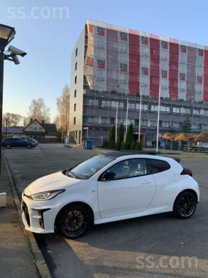 White Toyota Yaris 2021 in Riga, with an engine capacity of 1.60 L and mileage of 31 thousand km for 37000 €, photo 4 on AUTOMOTO.COM.LV