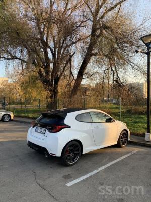 White Toyota Yaris 2021 in Riga, with an engine capacity of 1.60 L and mileage of 31 thousand km for 37000 €, photo 5 on AUTOMOTO.COM.LV