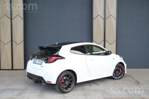 White Toyota Yaris 2021 in Riga, with an engine capacity of 1.60 L and mileage of 72 thousand km for 27000 €, photo 4 on AUTOMOTO.COM.LV