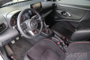 White Toyota Yaris 2021 in Riga, with an engine capacity of 1.60 L and mileage of 72 thousand km for 27000 €, photo 6 on AUTOMOTO.COM.LV