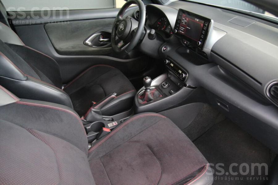 White Toyota Yaris 2021 in Riga, with an engine capacity of 1.60 L and mileage of 72 thousand km for 27000 €, photo 8 on AUTOMOTO.COM.LV