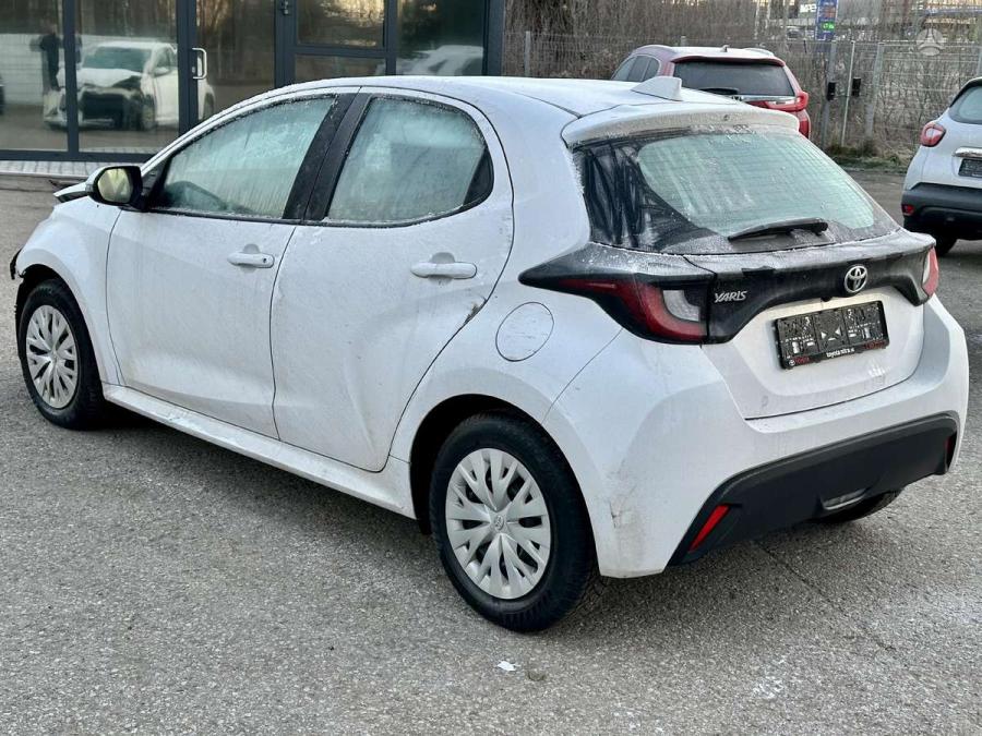 White Toyota Yaris 2022 in Kaunas, with an engine capacity of 1.49 L and mileage of 17 thousand km for 6900 €, photo 1 on AUTOMOTO.COM.LV