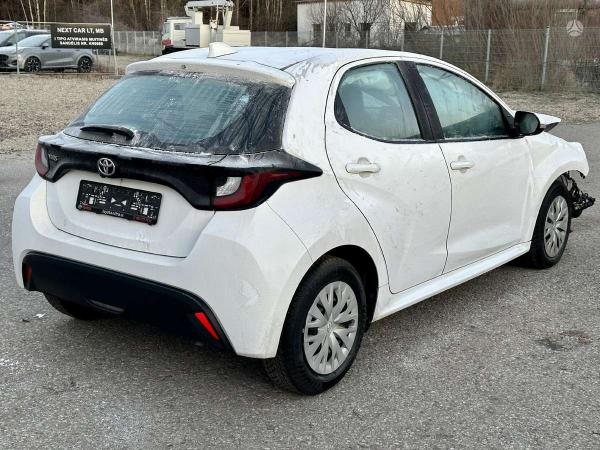 Balts Toyota Yaris 2022 Kauņa, ar dzinēja tilpumu 1.49 L un nobraukumu 17 tūkst. km par 6900 €, foto 2 vietnē AUTOMOTO.COM.LV