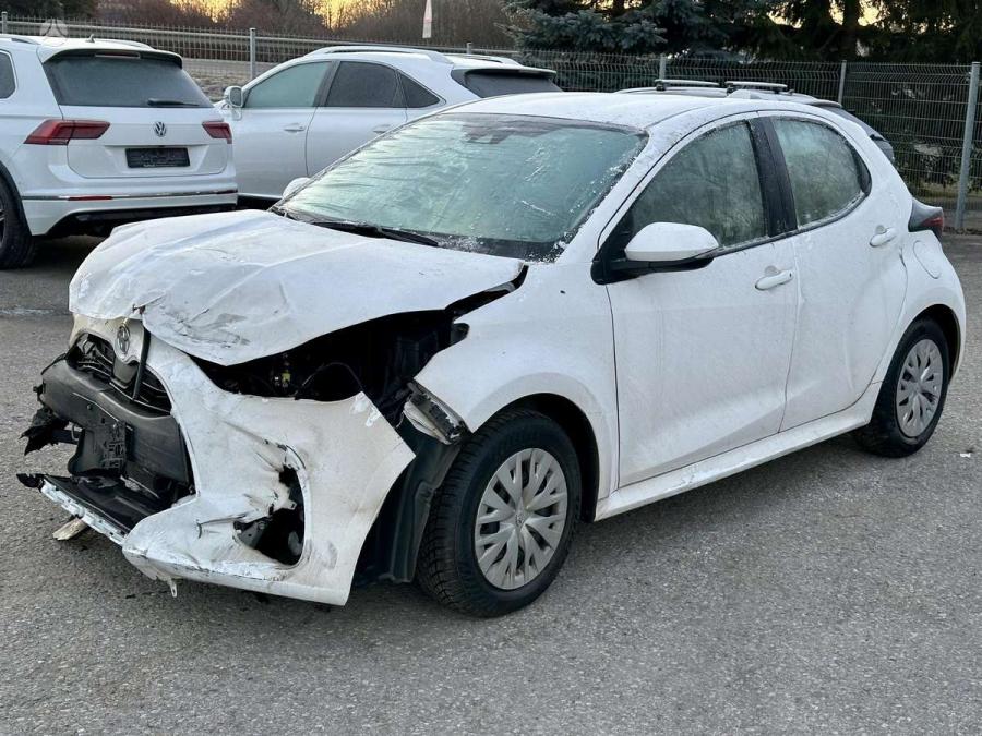 White Toyota Yaris 2022 in Kaunas, with an engine capacity of 1.49 L and mileage of 17 thousand km for 6900 €, photo 3 on AUTOMOTO.COM.LV