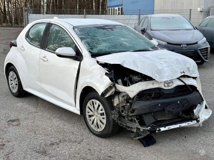 White Toyota Yaris 2022 in Kaunas, with an engine capacity of 1.49 L and mileage of 17 thousand km for 6900 €, photo 4 on AUTOMOTO.COM.LV