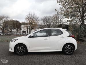 White Toyota Yaris 2022 in Kaunas, with an engine capacity of 1.50 L and mileage of 52 thousand km for 22183 €, photo 3 on AUTOMOTO.COM.LV