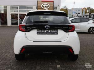 White Toyota Yaris 2022 in Kaunas, with an engine capacity of 1.50 L and mileage of 52 thousand km for 22183 €, photo 4 on AUTOMOTO.COM.LV