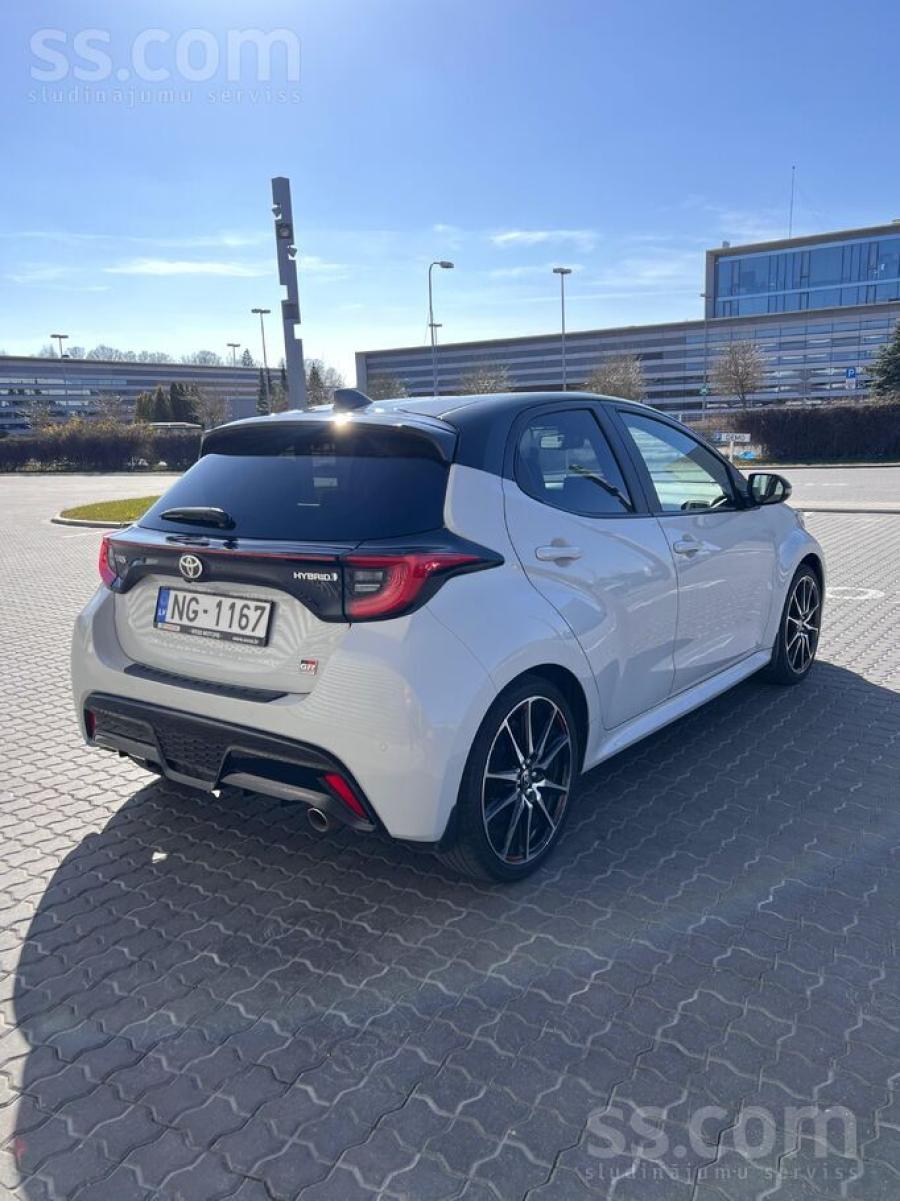 White Toyota Yaris 2022 in Riga, with an engine capacity of 1.40 L and mileage of 89 thousand km for 19500 €, photo 5 on AUTOMOTO.COM.LV