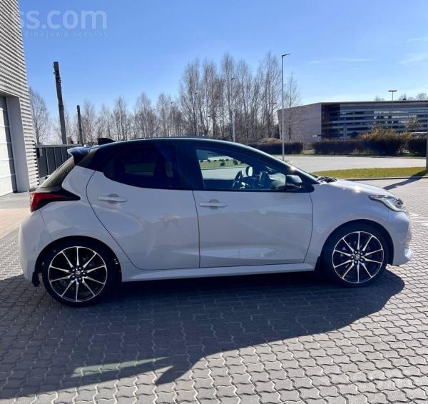 White Toyota Yaris 2022 in Riga, with an engine capacity of 1.40 L and mileage of 89 thousand km for 19500 €, photo 6 on AUTOMOTO.COM.LV