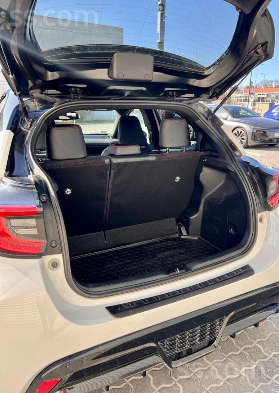 White Toyota Yaris 2022 in Riga, with an engine capacity of 1.40 L and mileage of 89 thousand km for 19500 €, photo 17 on AUTOMOTO.COM.LV