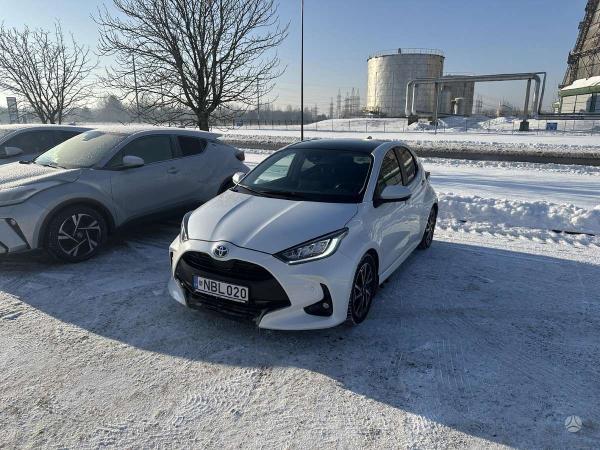 Balts Toyota Yaris 2022 Viļņa, ar dzinēja tilpumu 1.49 L un nobraukumu 62 tūkst. km par 18900 €, foto 1 vietnē AUTOMOTO.COM.LV