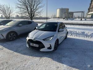White Toyota Yaris 2022 in Vilnius, with an engine capacity of 1.49 L and mileage of 62 thousand km for 18900 €, photo  on AUTOMOTO.COM.LV