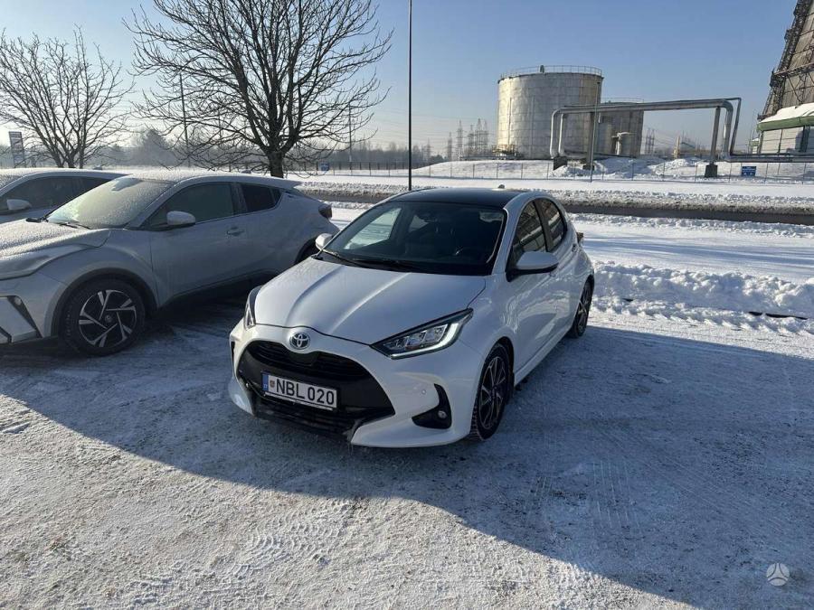 White Toyota Yaris 2022 in Vilnius, with an engine capacity of 1.49 L and mileage of 62 thousand km for 18900 €, photo 1 on AUTOMOTO.COM.LV