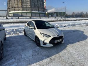 White Toyota Yaris 2022 in Vilnius, with an engine capacity of 1.49 L and mileage of 62 thousand km for 18900 €, photo 2 on AUTOMOTO.COM.LV