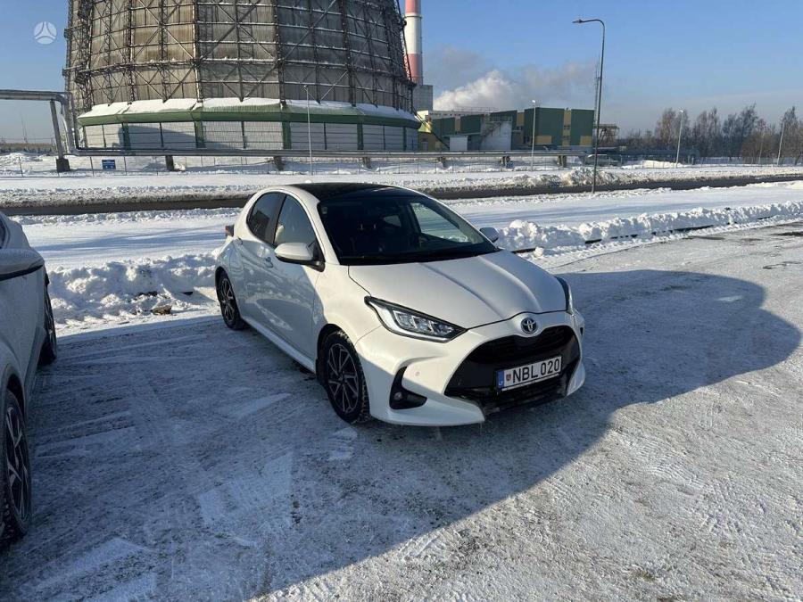 White Toyota Yaris 2022 in Vilnius, with an engine capacity of 1.49 L and mileage of 62 thousand km for 18900 €, photo 2 on AUTOMOTO.COM.LV
